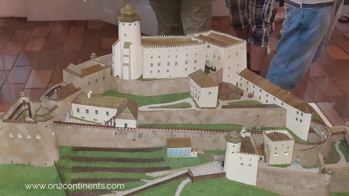 A PERFECT DAY IN STARA LUBOVNA: VISITING THE CASTLE HILL - ON 2 CONTINENTS